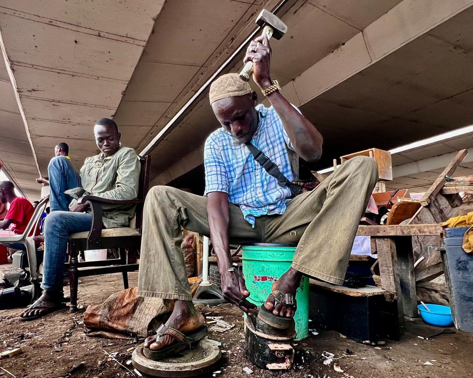 Nigeria's homeless: Sleeping under a Lagos bridge for 30 years - BBC News