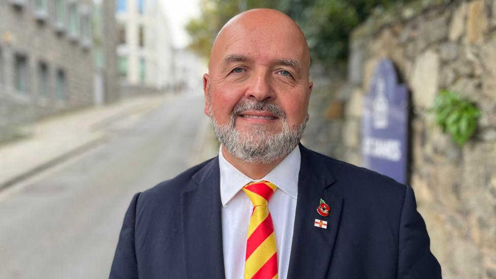 Deputies to draw lots for States of Guernsey seats - BBC News