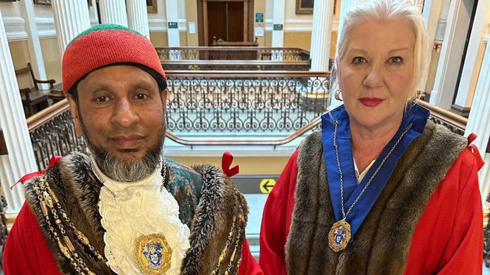 Brighton and Hove City Council elects first Muslim mayor - BBC News