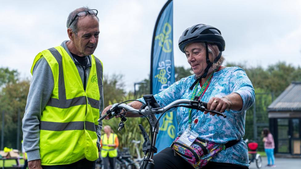 Guernsey project relaunched to improve access to cycling - BBC News