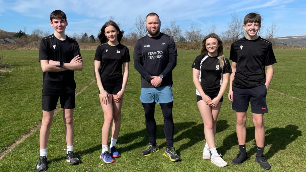 Athro'n rhedeg Marathon Llundain i gefnogi ei ddisgyblion - BBC Cymru Fyw