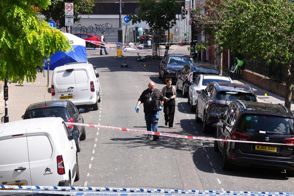Man killed in Stoke Newington shooting - BBC News