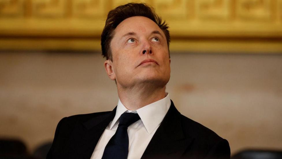 Tech billionaires Bezos and Zuckerberg attend Trump inauguration - BBC News