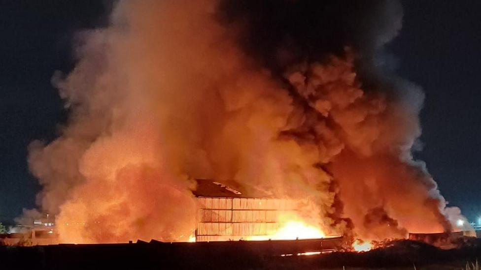 Erith fire: Crews tackle large warehouse blaze in London - BBC News