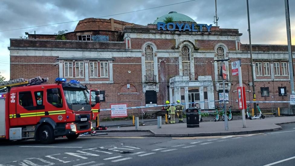 Fire at former Royalty Cinema on Harborne high street - BBC News