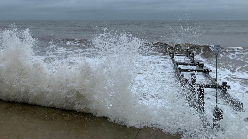 Storm Ashley: Flood alerts in Norfolk and Suffolk - BBC News