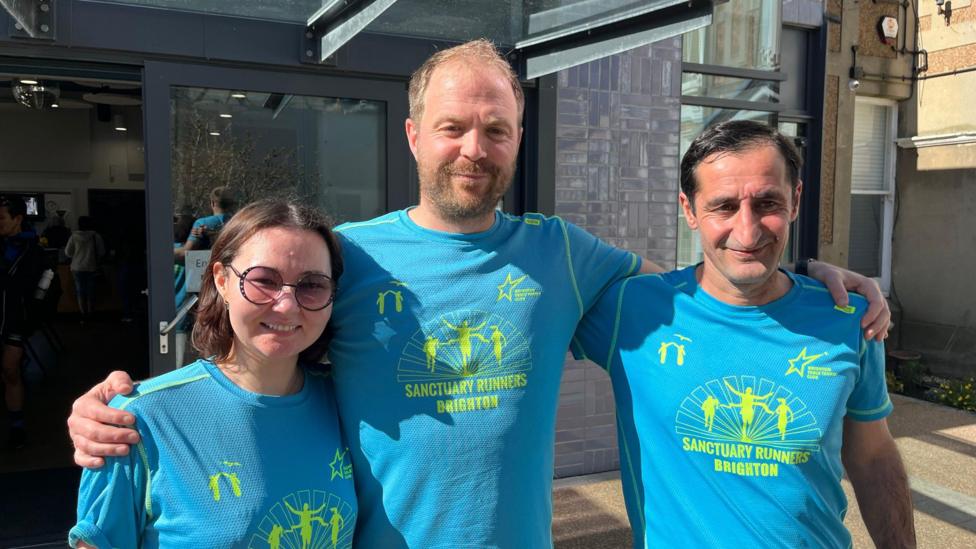 Migrant and refugee running club prepares for Brighton Marathon - BBC News