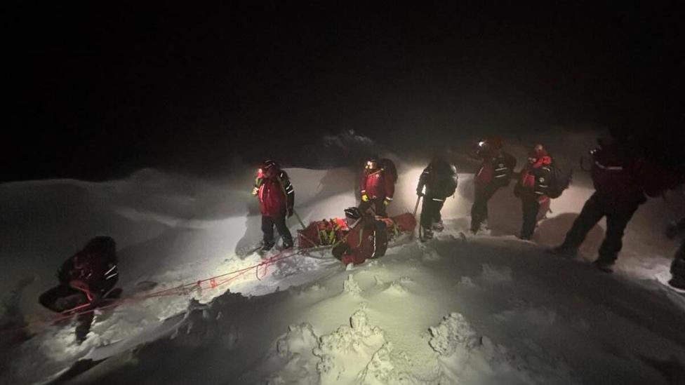 Peak District: Mountain rescue volunteers save walker from snow - BBC News
