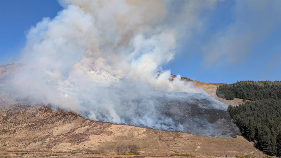 Hills reopen to walkers after extreme wildfire alert ends - BBC News