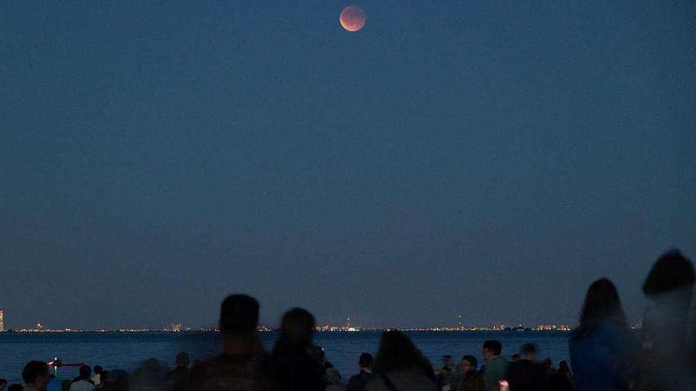 Blood Moon 2025: Incredible pictures from around the world - BBC Newsround