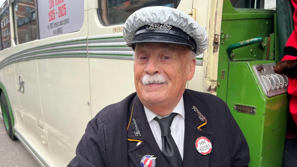 Vintage coach trip marks centenary of Bristol to London route - BBC News