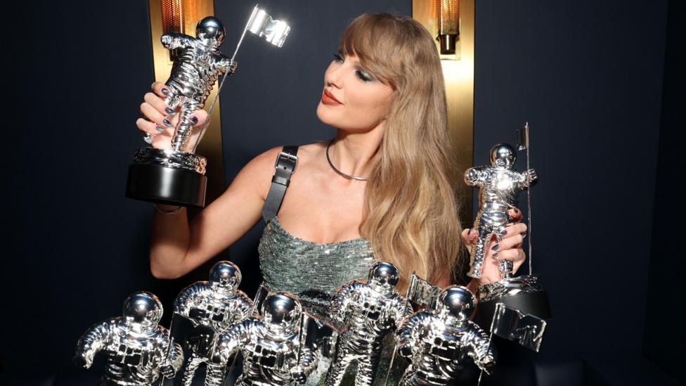 MTV Awards: Taylor Swift becomes biggest ever VMA winner - BBC Newsround