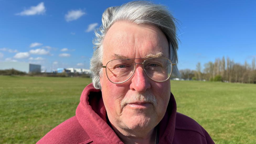 Jet2 opens new base and starts flights from London Luton Airport - BBC News