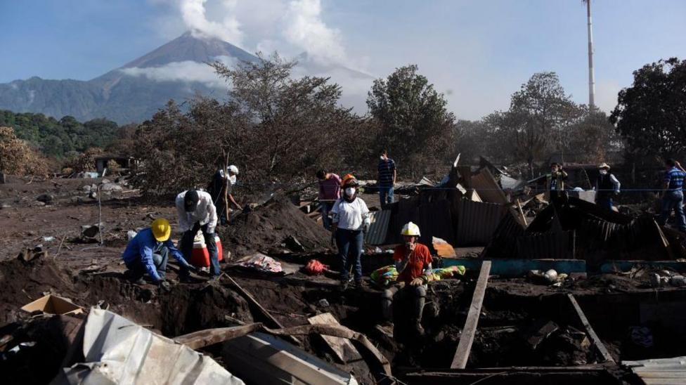 Guatemala: Experts warn of dangers over volcano tourism - BBC News
