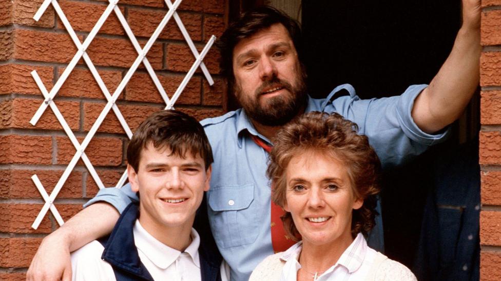 Soap villain Barry Grant to appear in Brookside's return - BBC News