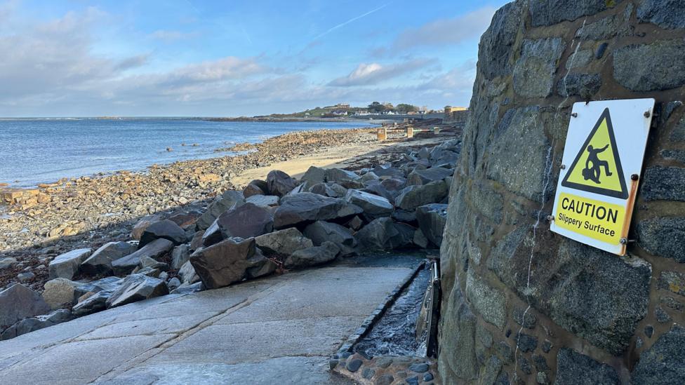 Emergency repair work begins on Perelle seawall - BBC News