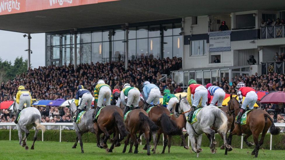 Uttoxeter Racecourse expects 10,000 at Midlands Grand National - BBC News