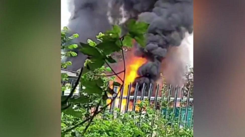 Lampeter: Fire at body repair shop affects numerous vehicles - BBC News