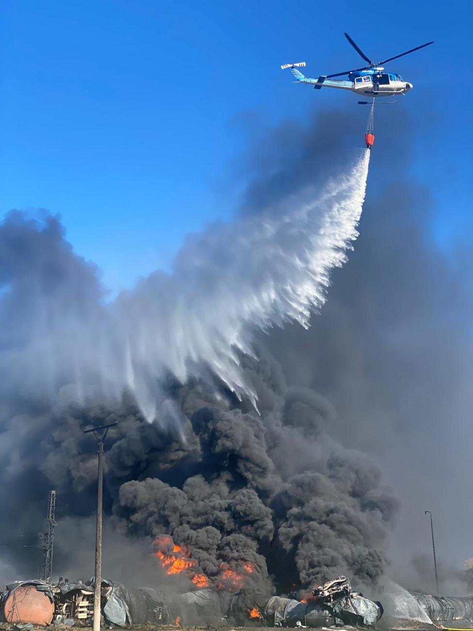 Czech Republic: Firefighters tackle large toxic train fire - BBC News