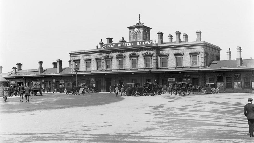 In pictures: 185 years of Reading train station - BBC News
