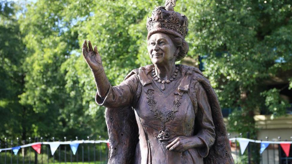 Queen Elizabeth II statue unveiled in Newcastle-under-Lyme - BBC News