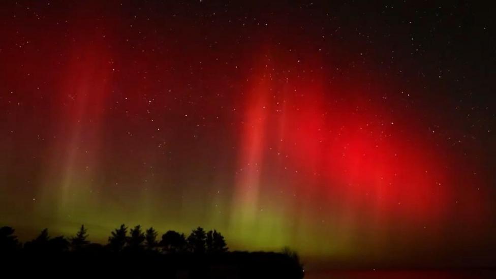 Northern Lights put on show over the North-West - BBC News