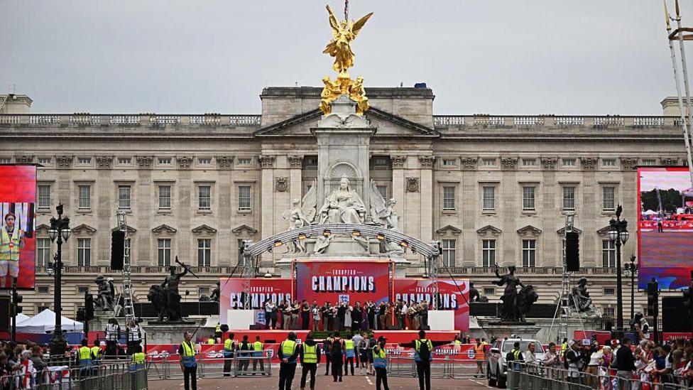 England's Lionesses in Euro 2025 victory parade through London - BBC ...