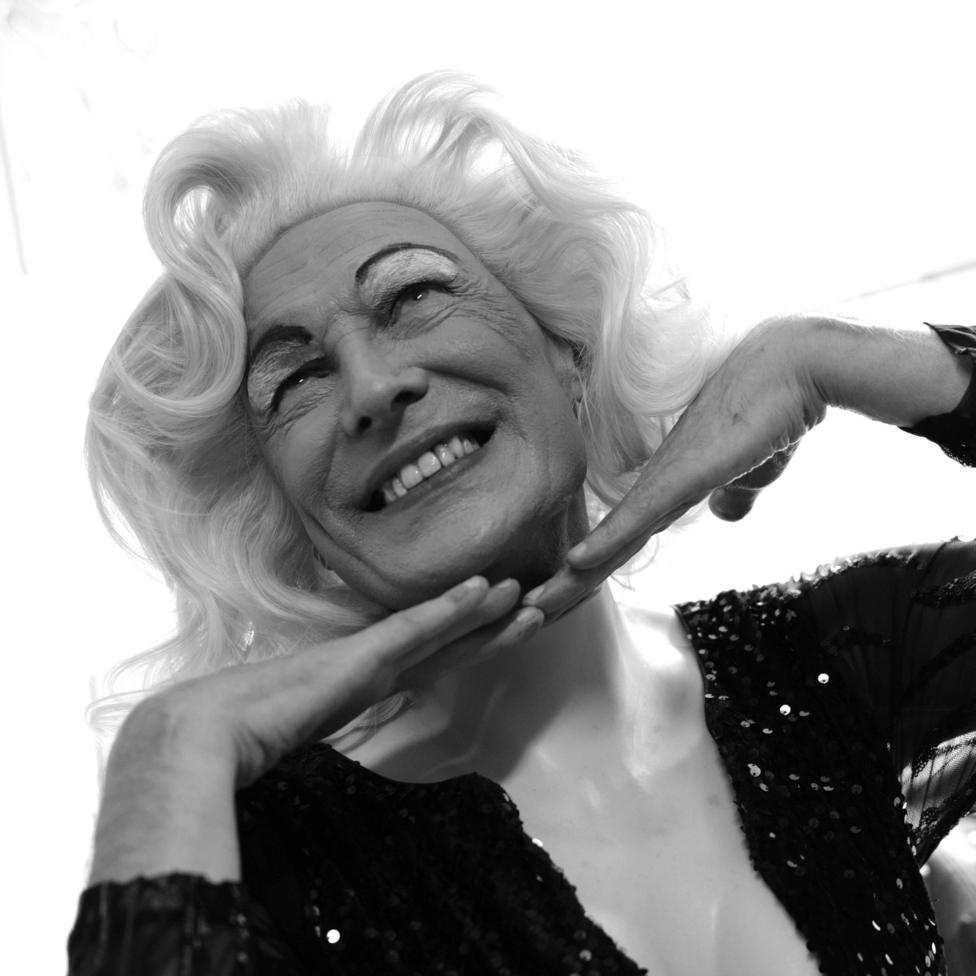 Deaf drag queens' bid to keep gay sign language alive - BBC News