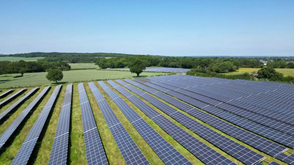 Government approves 'UK's largest' solar farm in Lincolnshire - BBC News