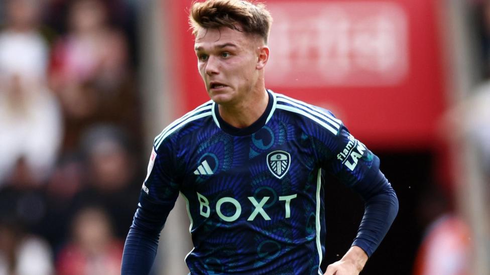 Jamie Shackleton: Sheffield United sign former Leeds defender - BBC Sport