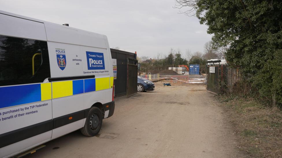 Reading: Construction worker seriously injured after trench fall - BBC News