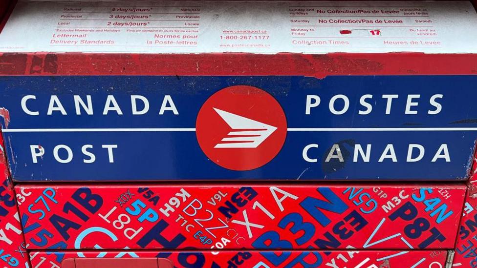 Canada Post strike strains Christmas shopping season - BBC News