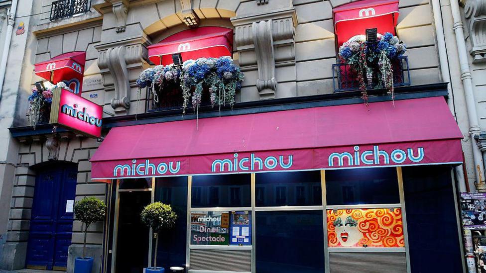 Chez Michou: Iconic French drag cabaret closes - BBC News