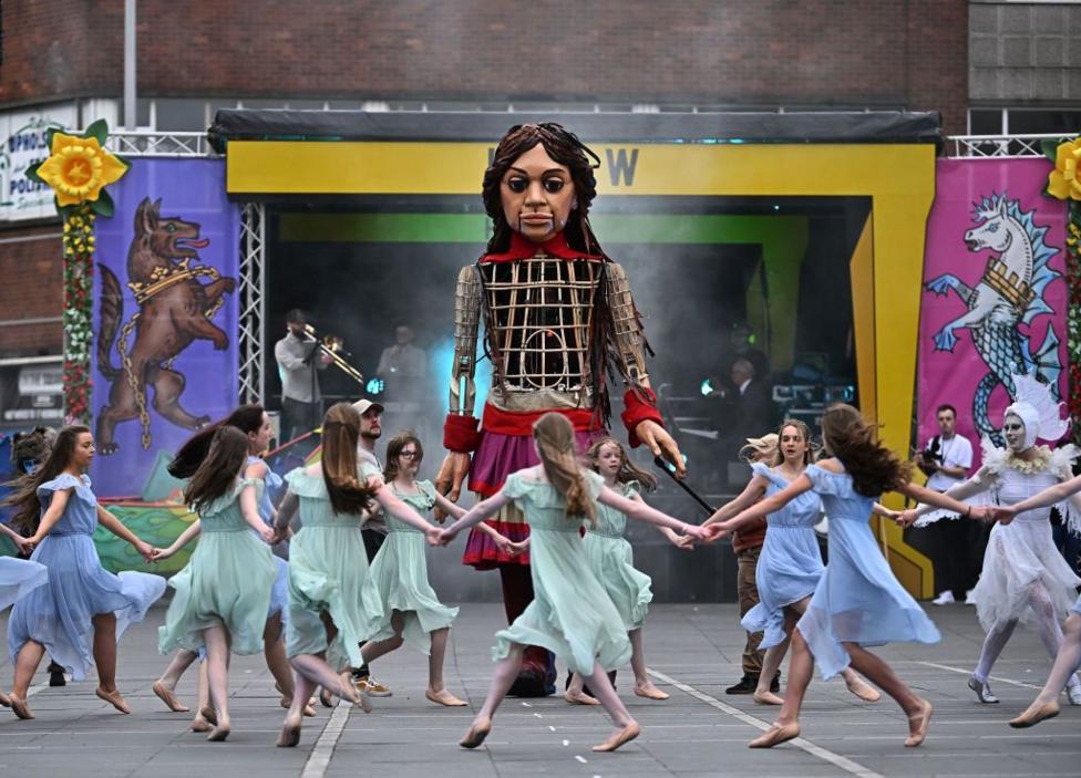 Little Amal: Syrian refugee child puppet arrives in Belfast - BBC News
