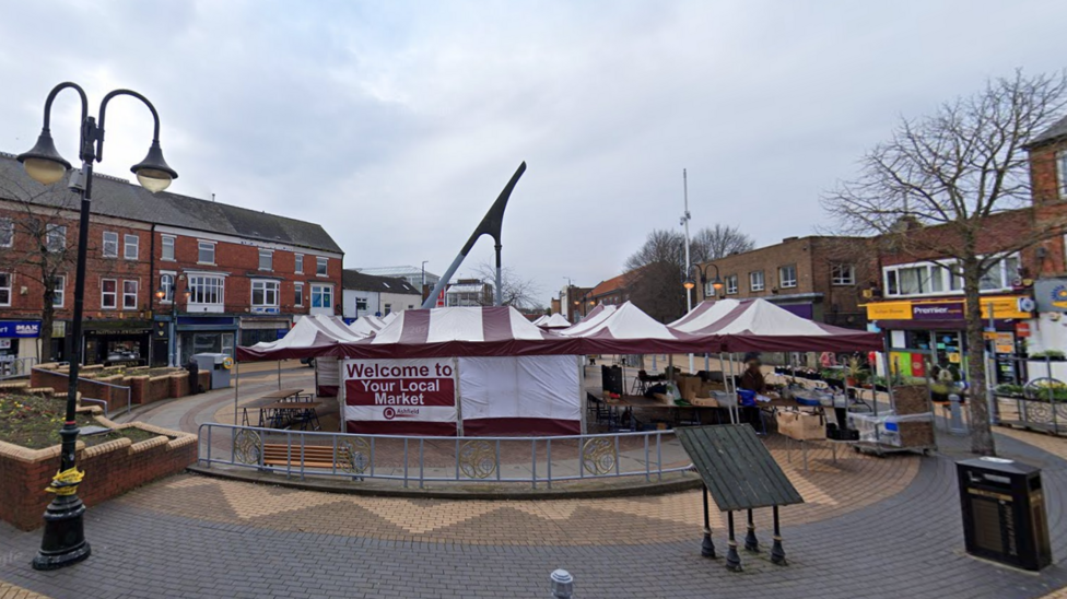 Mixed views as Nottinghamshire town's sundial taken down - BBC News