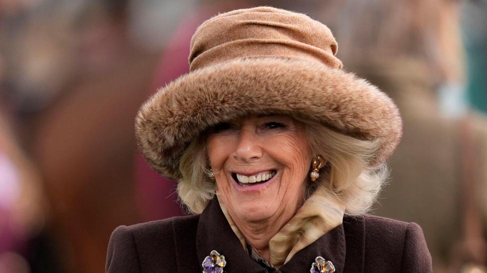 Queen visits Cheltenham Racecourse after snow on Festival day two - BBC ...