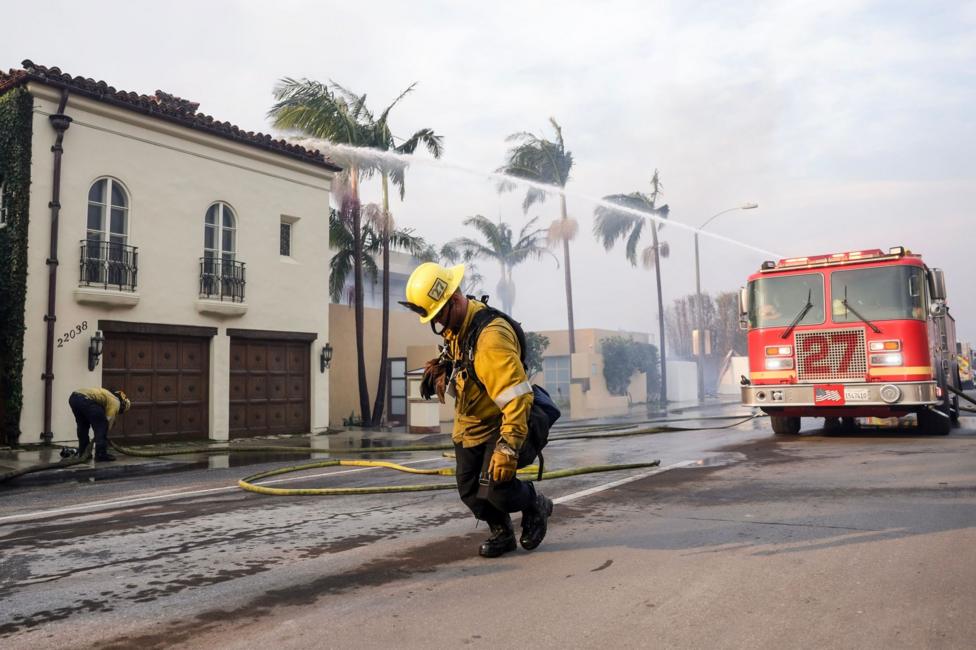 Photos of Los Angeles fires show blazes ripping through neighbourhoods ...