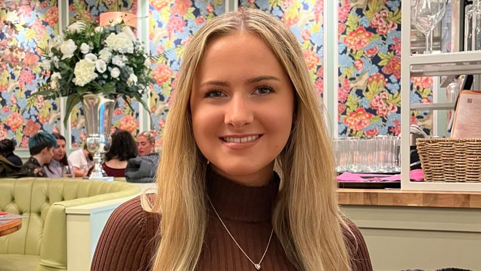 Diffyg hygyrchedd ar nosweithiau allan yn 'broblem enfawr' - BBC Cymru Fyw