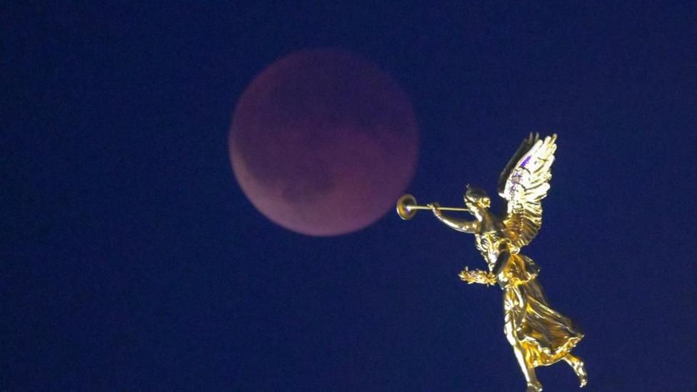 Lunar eclipse: Blood Moon captivates sky-gazers around the world - BBC News