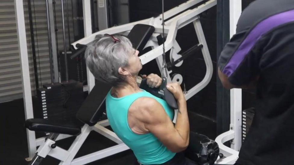 Suffolk grandmother competes as bodybuilder after losing weight - BBC News