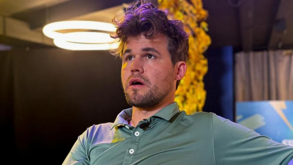 Chess grandmaster Magnus Carlsen wins at Esports World Cup - BBC News