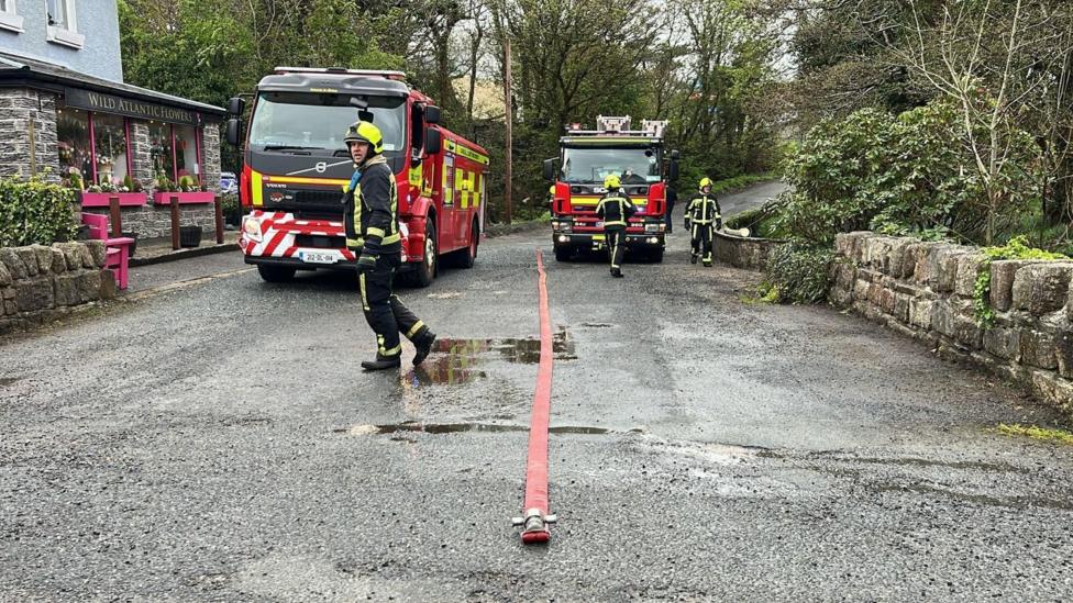 Donegal: Large fire destroys church in Derrybeg - BBC News