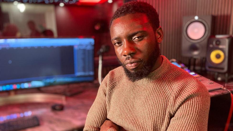 Mental health: NI rappers use their art to deal with grief - BBC News