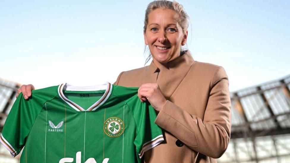 Carla Ward: Ex-Aston Villa boss named Republic of Ireland head coach ...