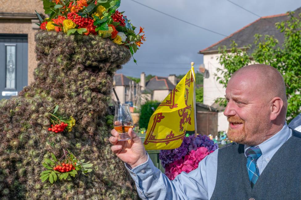 South Queensferry celebrates the Burryman in annual tradition - BBC News