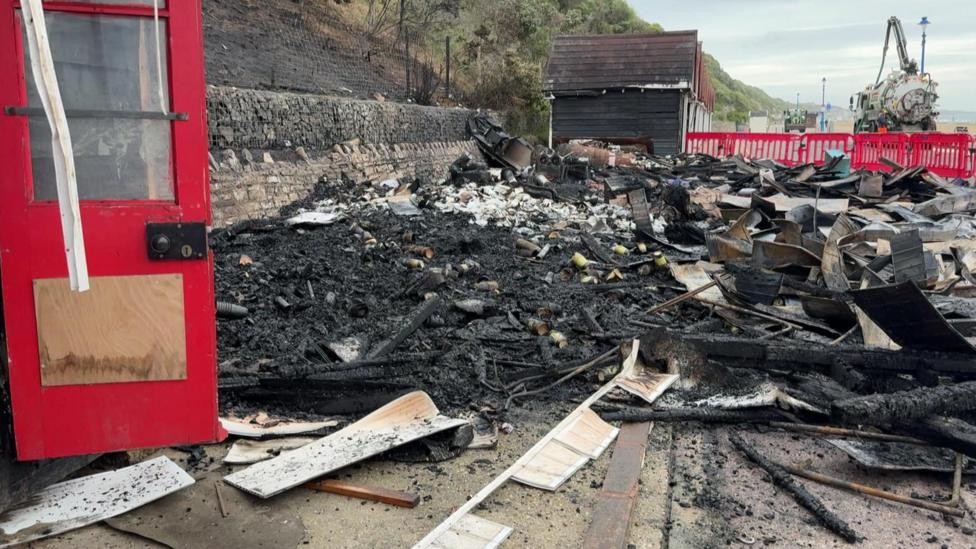 Bournemouth beach huts engulfed by fire - BBC News
