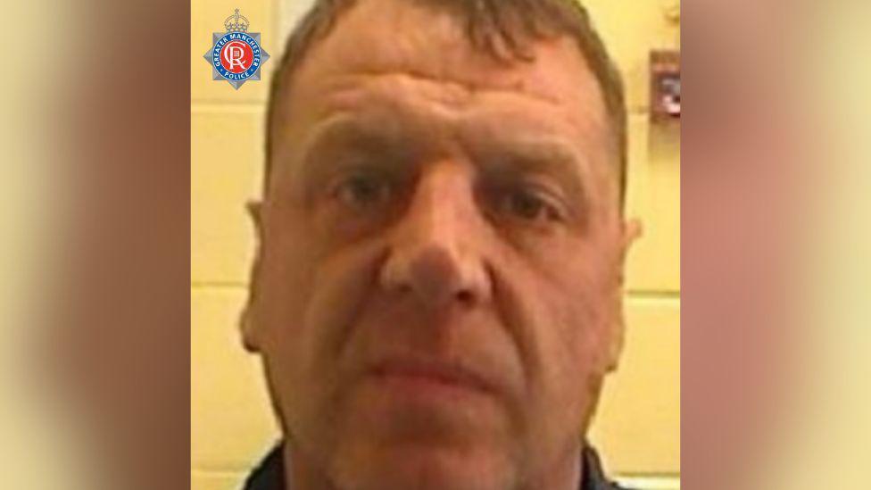 Greater Manchester Police search for drug boss Thomas Hunt - BBC News