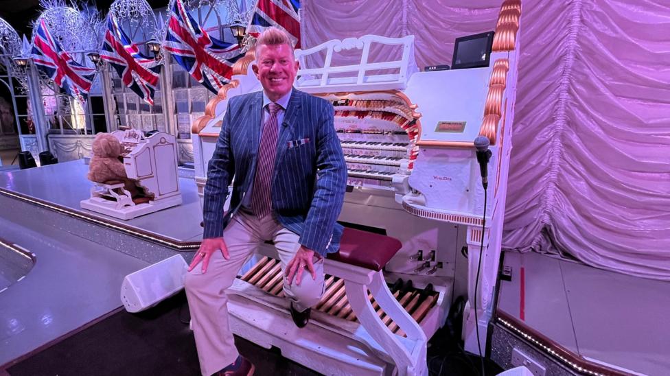 Wurlitzer wizard marks 45 years on the pedals at Thursford - BBC News