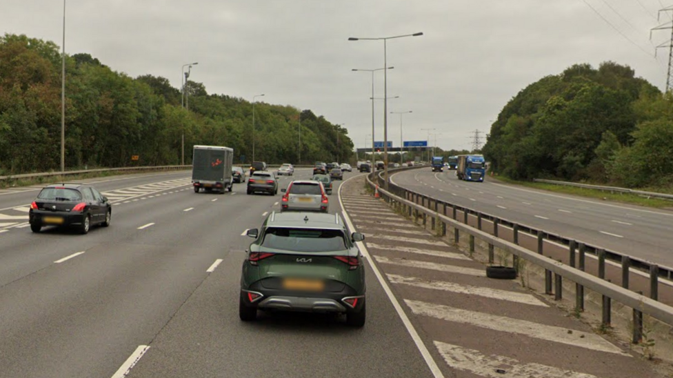 Kent: Woman taken to hospital following M20 crash near Maidstone - BBC News