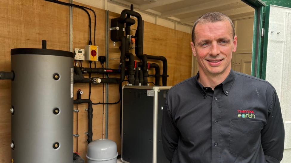 Busnes yn elwa o gynllun gwres dŵr pwll glo - BBC Cymru Fyw